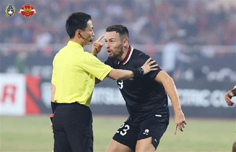 Pemain Vietnam Doan Van Hau Ejek Marc Klok Usai Kalahkan Timnas