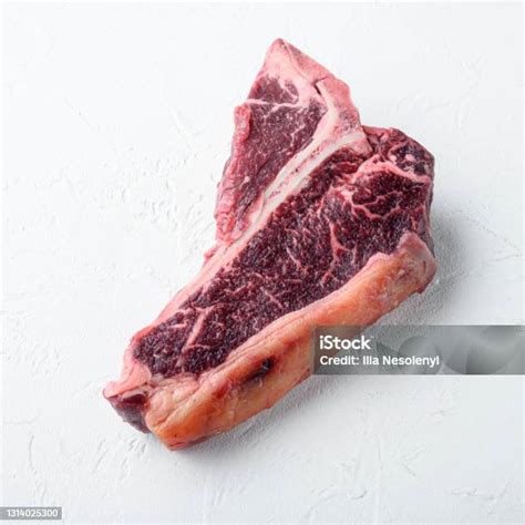 건조 숙성 생 T 뼈 또는 포터 하우스 쇠고기 대리석 고기 프라임 스테이크 흰색 돌 배경 사각형 형식 0명에 대한 스톡 사진 및 기타 이미지 Istock