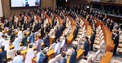 정기 국회 첫날 한복 Vs 상복으로 나뉜 드레스코드