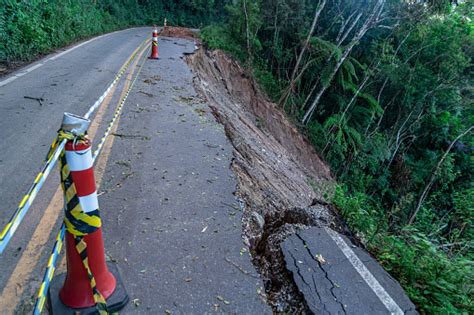 산악 지역의 산사태로 손상된 아스팔트 도로 산사태에 대한 스톡 사진 및 기타 이미지 산사태 브라질 수리 Istock