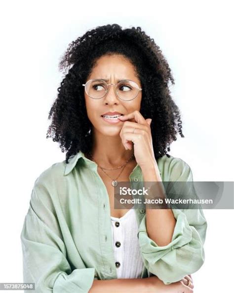 하얀 바탕에 여자의 생각과 얼굴을 물어뜯고 걱정과 의심과 불확실성을 가지고 있다 불안 혼란스러움 여성 걱정 불안감 불안감 불안