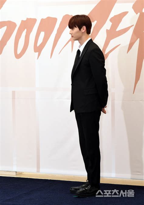 포토 Wanna One 황민현 옆모습도훈훈해~