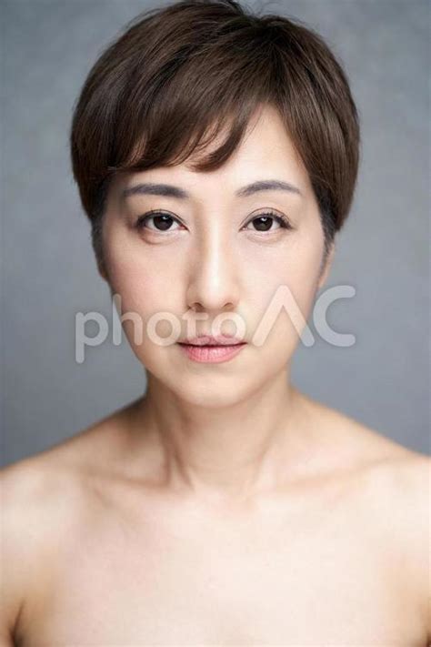 カメラ目線で真顔で見つめる日本人女性 No 24014031｜写真素材なら「写真ac」無料（フリー）ダウンロードok