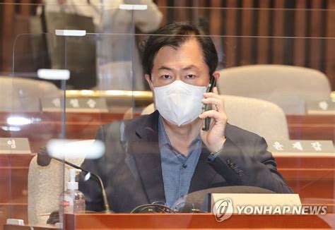 통화하는 이만희 이태원 사고조사 및 안전대책특별위원장 연합뉴스