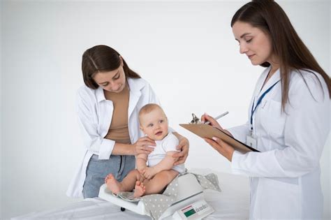 Adulto Cuidando El Peso Del Bebé Foto Gratis