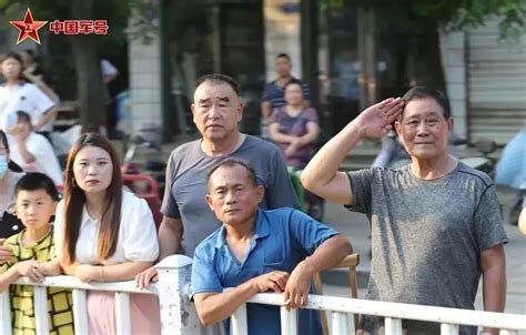 在英雄战斗过的地方，他们拍下“全家福”澎湃号·媒体澎湃新闻 The Paper