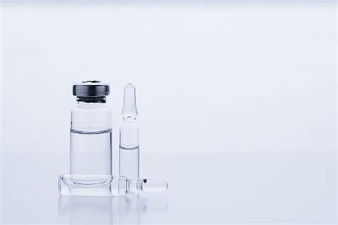 주입앰플 예방 접종을위한 유리 의료 용 유리병 흰색 배경에 투명 한 병 과 일회용 주사기 0명에 대한 스톡 사진 및 기타 이미지 Istock