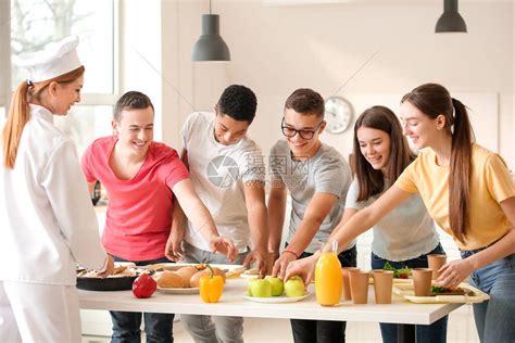 学生到学校食堂吃午饭高清图片下载 正版图片503985137 摄图网