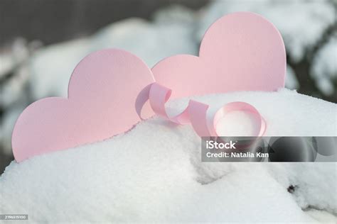 발렌타인 데이 또는 결혼식 날을 위한 구성 눈 위에 두 개의 분홍색 하트와 실크 핑크 리본 0명에 대한 스톡 사진 및 기타 이미지 Istock