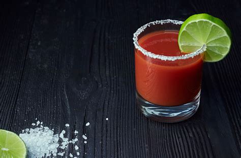 검은 나무 배경에 레몬과 라임을 가진 피 묻은 메리 또는 시저 칵테일 각얼음에 대한 스톡 사진 및 기타 이미지 각얼음 레몬 샐러리 Istock