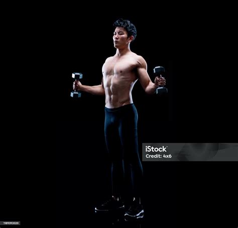 전체 길이 한 사람 3039세의 잘생긴 사람 흑발 중국 인종 동아시아 민족 남성 젊은 남성 서 운동 검은 배경 착용 스포츠 신발 레 깅 스 블랙 컬러 백 라이트 30 34