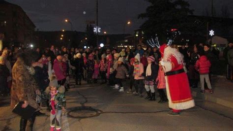И Кметство Изток грейна с красива коледна елха Дядо Коледа събра над 100 писма СНИМКИ