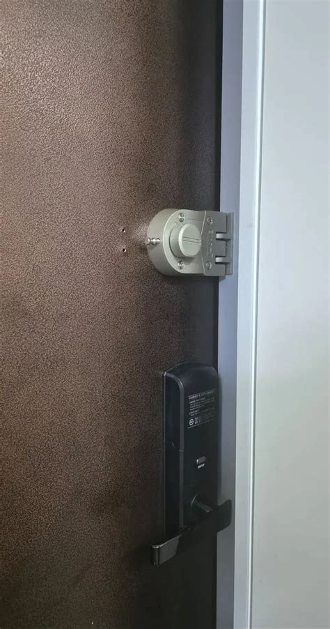 가격도 합리적이고 친절하세요 추가 비용 없이 전에 달려있던 것도 떼주시고 잠금 달기 어려운 위치였는데 잘 달아주셨습니다