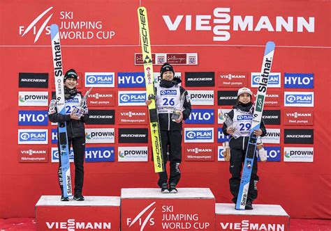 ノルディックスキーのw杯ジャンプ女子個人第17戦で優勝した伊藤有希（中央）、2位の丸山希（左）、3位の高梨沙羅。w杯で日本の女子が初めて表彰台