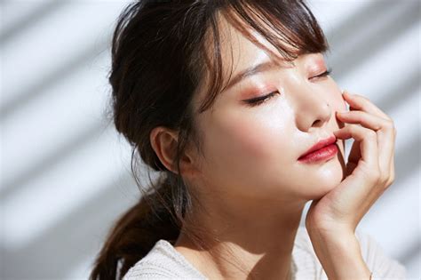 빛과 그림자 배경에 젊은 아시아 여성의 아름다움 초상화 햇빛에 대한 스톡 사진 및 기타 이미지 햇빛 일본 민족 패션모델