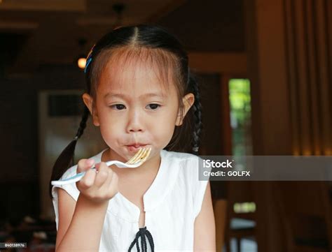 레스토랑에서 점심 테이블에 맛 있는 음식을 먹고 그녀의 손에 플라스틱 포크를 들고 아시아 아이 여자를 닫습니다 건강한 생활방식에 대한 스톡 사진 및 기타 이미지 Istock