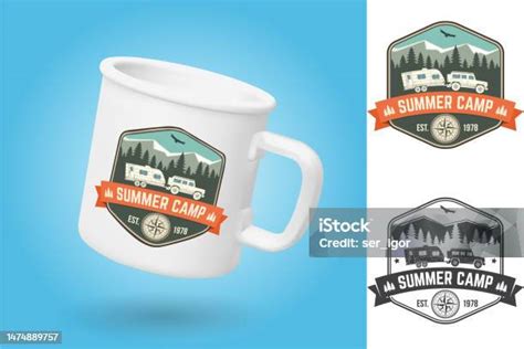 흰색 캠핑 컵 샘플 디자인이 있는 현실적인 머그 모형 템플릿입니다 여름 캠프 벡터 패치 캠핑카 트레일러 숲과 산 실루엣이 있는