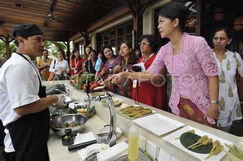 Membuat Sate Lilit Antara Foto