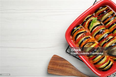 흰색 나무 테이블에 베이킹 접시에 맛있는 라타투유 평면 누워 텍스트 공간 0명에 대한 스톡 사진 및 기타 이미지 0명 가지