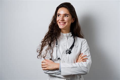 Dokter Gadis Muda Yang Menarik Dengan Jubah Medis Wanita Muda Tersenyum