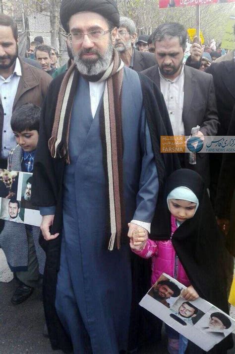 عکس دختر مجتبی خامنه‌ای با پوستر آیت الله خامنه ای در راهپیمایی