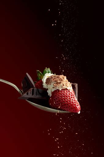 휘핑 크림과 초콜릿 조각을 곁들인 딸기에 초콜릿 칩을 뿌립니다 0명에 대한 스톡 사진 및 기타 이미지 0명 갈색 거품 내기 Istock