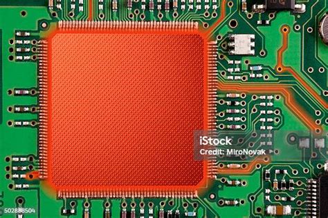 녹색 및 빨간색 인쇄 회로 기판 0명에 대한 스톡 사진 및 기타 이미지 0명 2015년 Cpu Istock