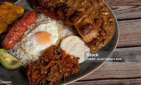 반데자 페이사 콜롬비아의 전형적인 요리 치차론 블랙 푸딩 소시지 아레파 콩 튀긴 바나나 아보카도 달걀 쌀로 구성되어 있습니다