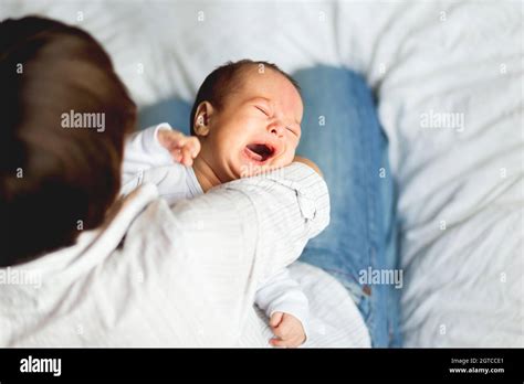 Femme Tenant Un Enfant Qui Pleurela Mère Réconforte Son Petit Fils Ou