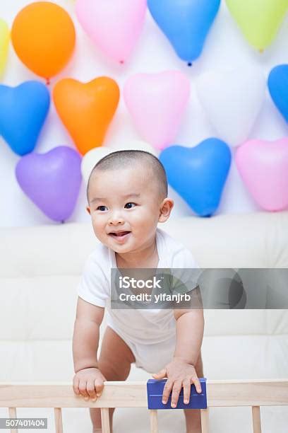 중국 아기 남자아이 및 색상화 풍선 12 23 개월에 대한 스톡 사진 및 기타 이미지 12 23 개월 6 11 개월
