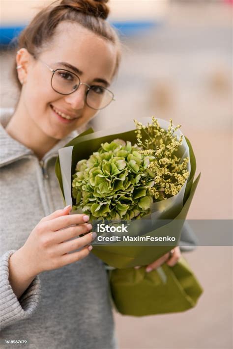 포장지에 녹색 수국과 석고의 아름다운 꽃다발을 가진 행복한 젊은 여자 20 29세에 대한 스톡 사진 및 기타 이미지 20 29세 거리 꽃 나무 Istock