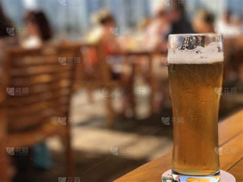 在院子里喝啤酒