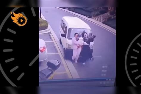 货车失控冲向毫无防备的行人，一瞬间一个家庭毁灭了