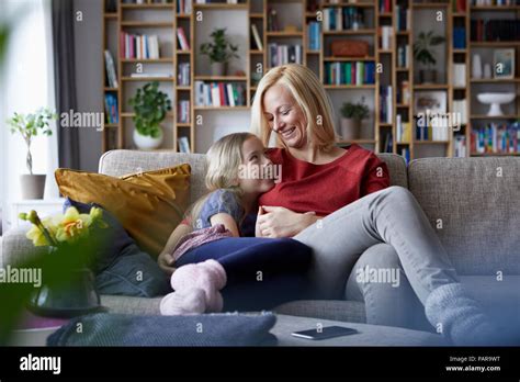 Mutter Und Tochter Sitzen Auf Dem Sofa Fotos Und Bildmaterial In