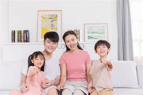 가족이 거실에서 텔레비전을 본다 사진 무료 다운로드 Lovepik