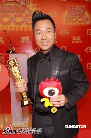 图文：tvb42周年台庆颁奖 黎耀祥右手奖杯左手小浪影音娱乐新浪网