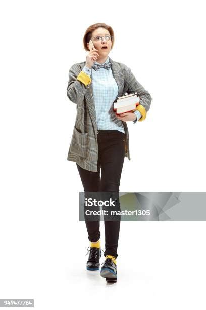 흰색 배경에 고립 책 들고 놀된 여자 학생의 전체 길이 초상화 공부에 대한 스톡 사진 및 기타 이미지 공부 교육 귀여운 Istock