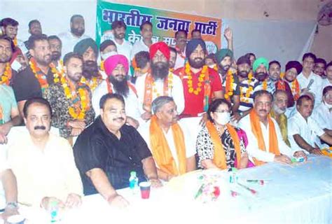 सिख व पंजाबी समाज के सैंकड़ों लोगों ने थामा भाजपा का दामन
