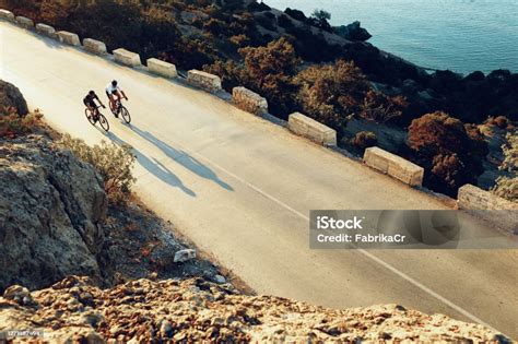 함께 아침에 경주 자전거를 타는 두 명의 전문 남성 사이클리스트 두발자전거에 대한 스톡 사진 및 기타 이미지 두발자전거 휴가 2명 Istock