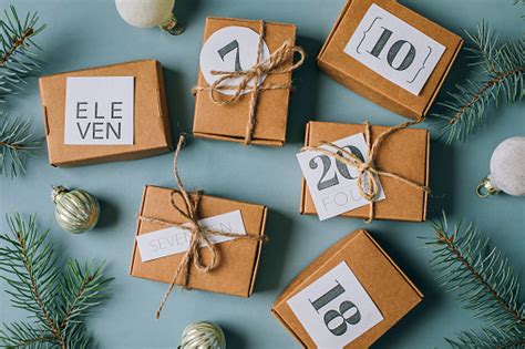 강림절 달력은 파란색 배경에 선물 상자를 만듭니다 지속 가능한 크리스마스 폐기물 제로 플라스틱 프리 개념 플스트 클로즈업 0명에 대한 스톡 사진 및 기타 이미지 Istock