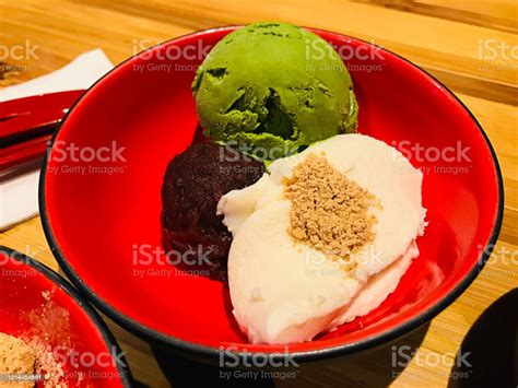 말차 아이스크림과 두유 푸딩 으깬 붉은 콩이 함께 나옵니다 강낭콩에 대한 스톡 사진 및 기타 이미지 강낭콩 그릇 냉동식품 Istock