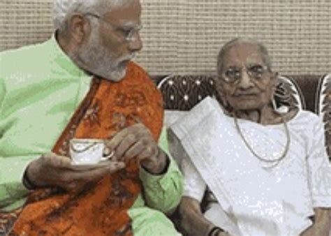 दुःखदप्रधानमंत्री मोदी की माँ हीरा बा का स्वर्गवासछग के सीएम स्पीकर व