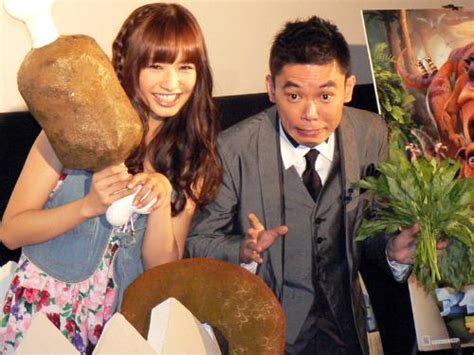 映画「アイス・エイジ／ティラノのおとしもの」のジャパンプレミアに出席した（左から）優木まおみ、太田光 ― スポニチ Sponichi Annex 芸能