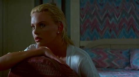 查理兹·塞隆早期的三部大尺度电影推荐，一睹女神年轻时风采 凯文 玛丽 米尔顿