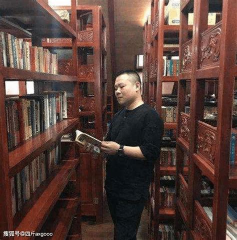 郭德纲录视频晒私人书房，藏书上万堪比图书馆，红木书架尽显奢侈书籍张九南方面