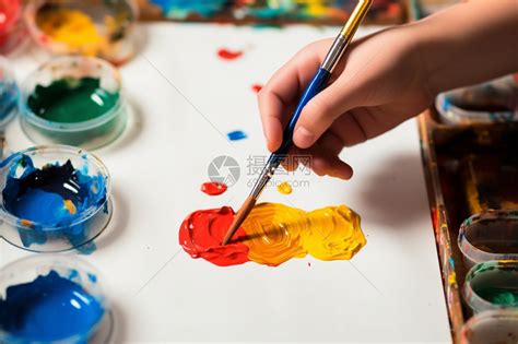 美术课上绘画的高清图片下载 正版图片600389571 摄图网