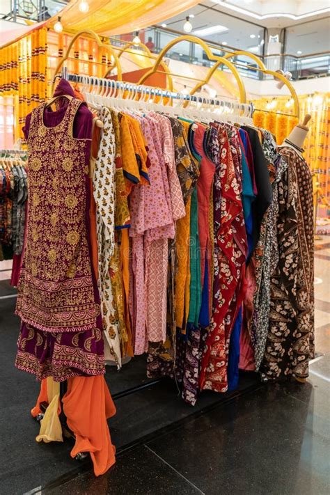 Varios Tipos De Ropa De Moda India Que Se Exhiben Y Venden En El Centro