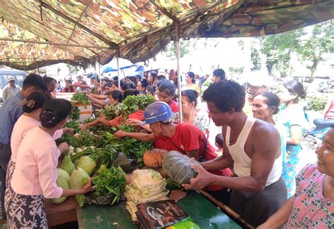 ရခိုင်ပြည်နယ်၊ စစ်တွေမြို့ ရှိ မုန်တိုင်းဒဏ်သင့်ပြည်သူများအား ဆန်၊ ဆီ