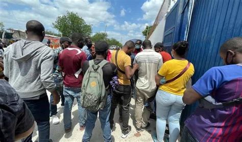 Rescatan A 256 Migrantes Que Viajaban A Bordo De La Caja Seca De Un