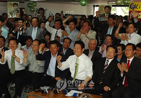 출구조사 방송 지켜보는 송영길 후보 연합뉴스